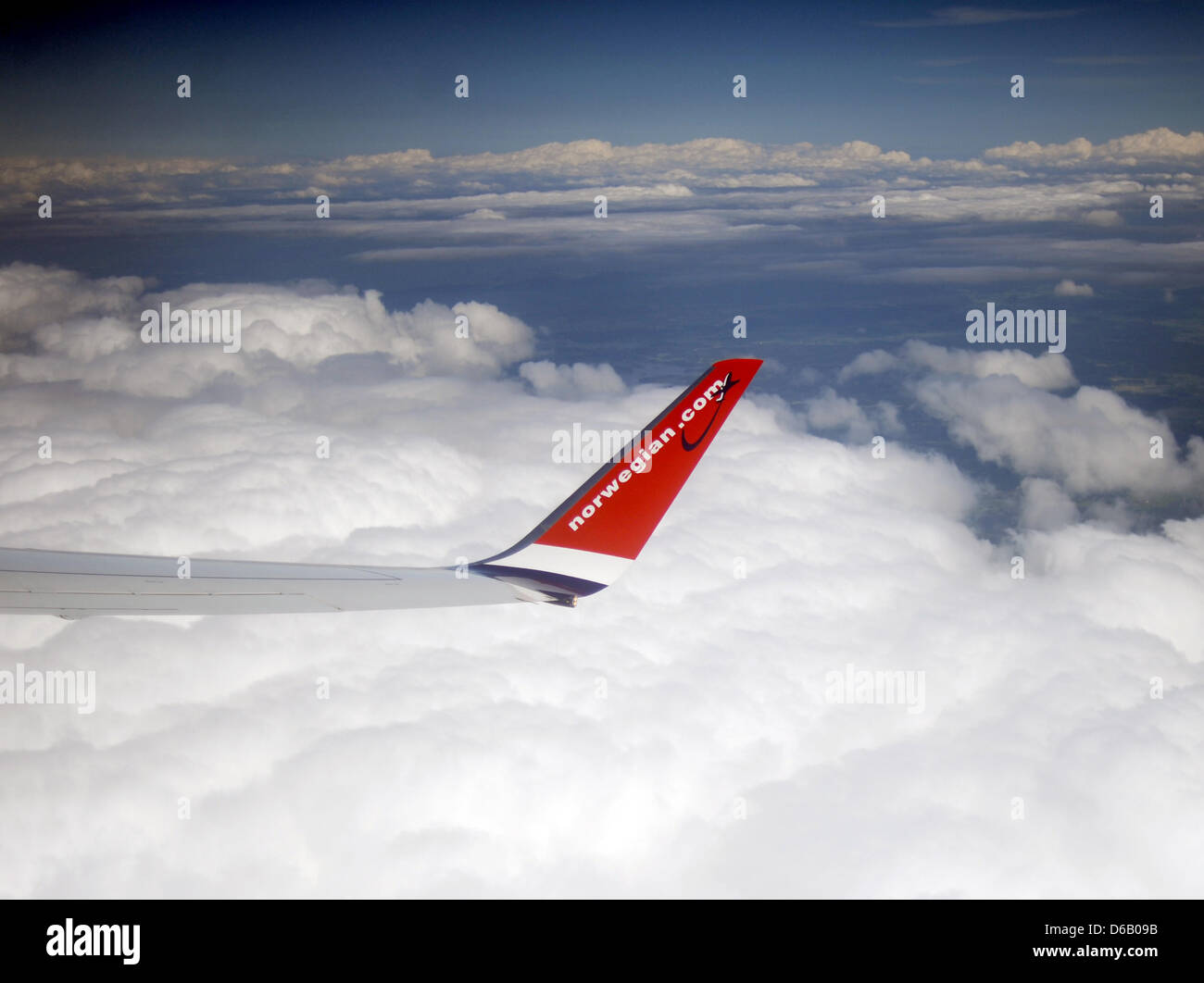 The wing of an aircraft of the airline Norwegian, pictured over Arlanda ...