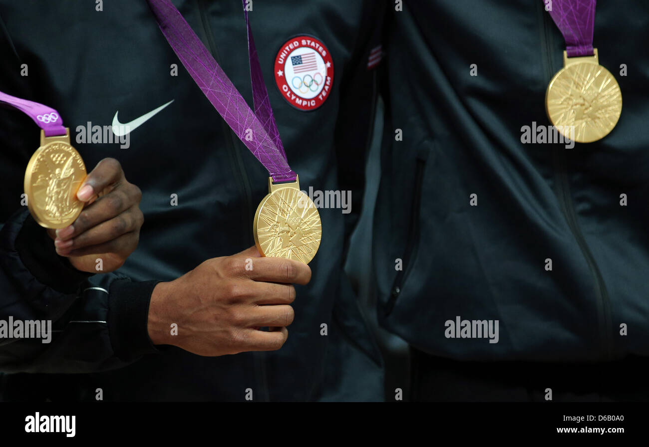 Players of the United States poses with their medals after the medal ...