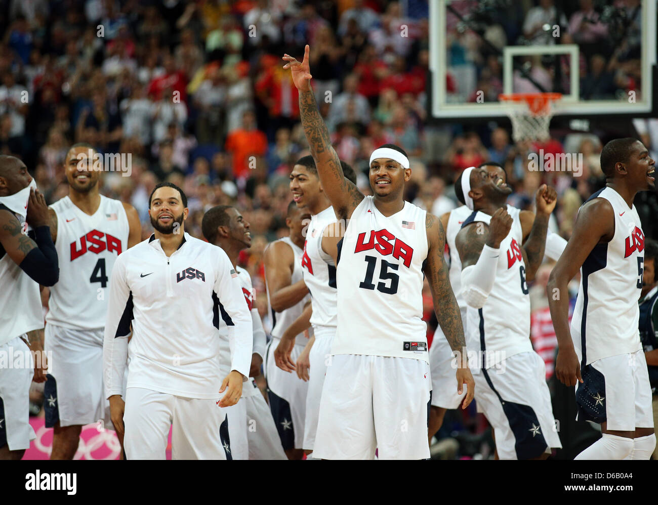 Carmelo Anthony (C) of the United States celebrates with his teammates ...