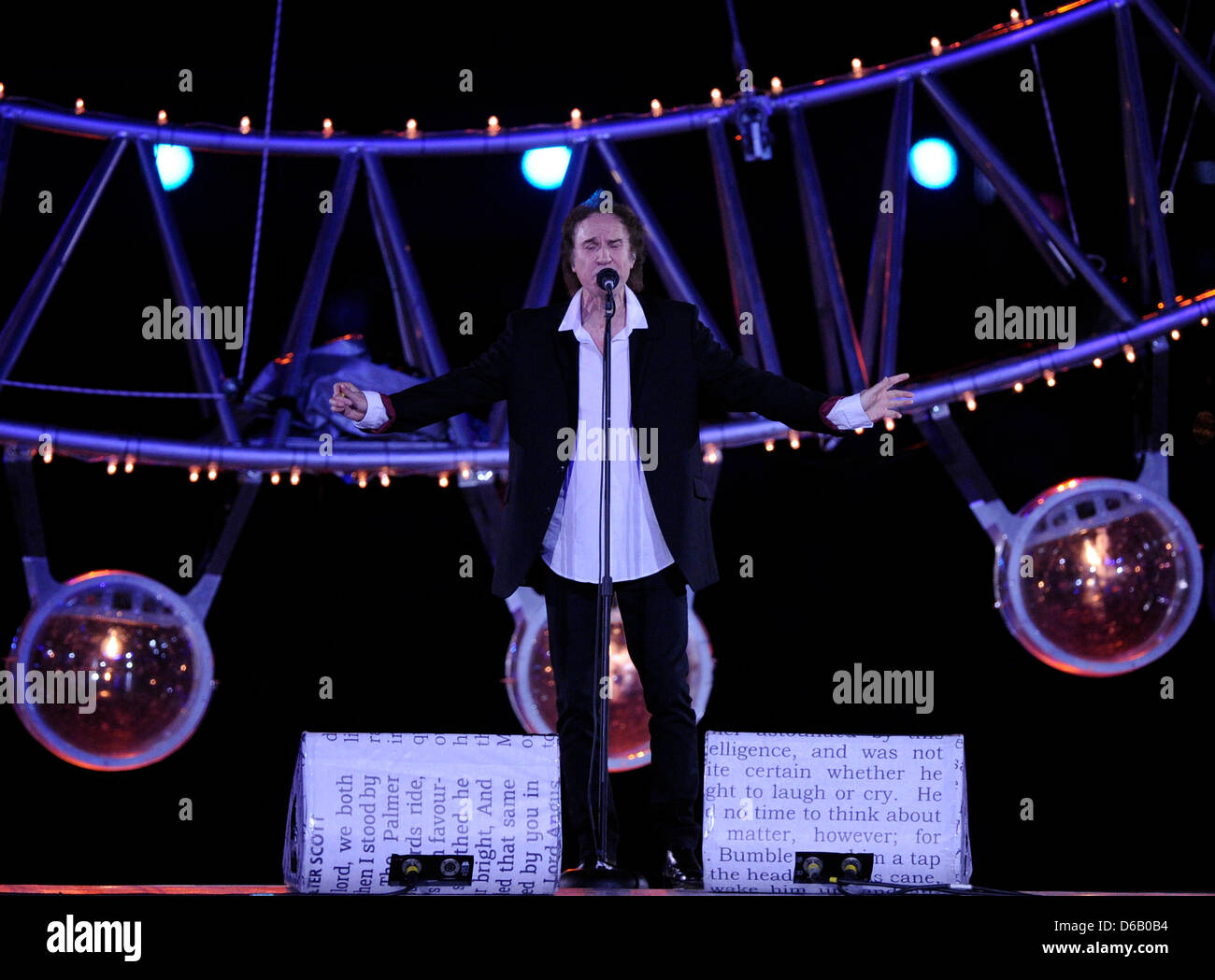 British musician Ray Davis (top R) performs during the Closing Ceremony ...