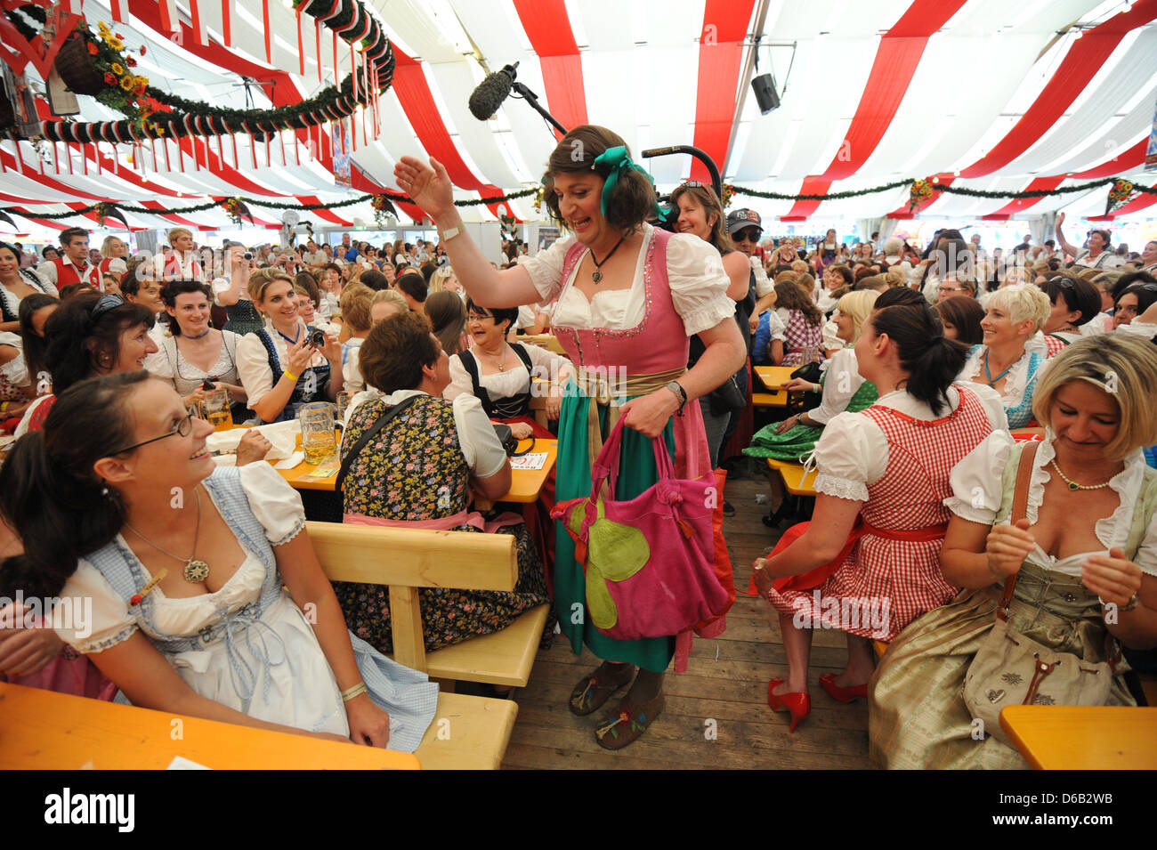 Participants of a world record attempt stand in their Dirndl ...