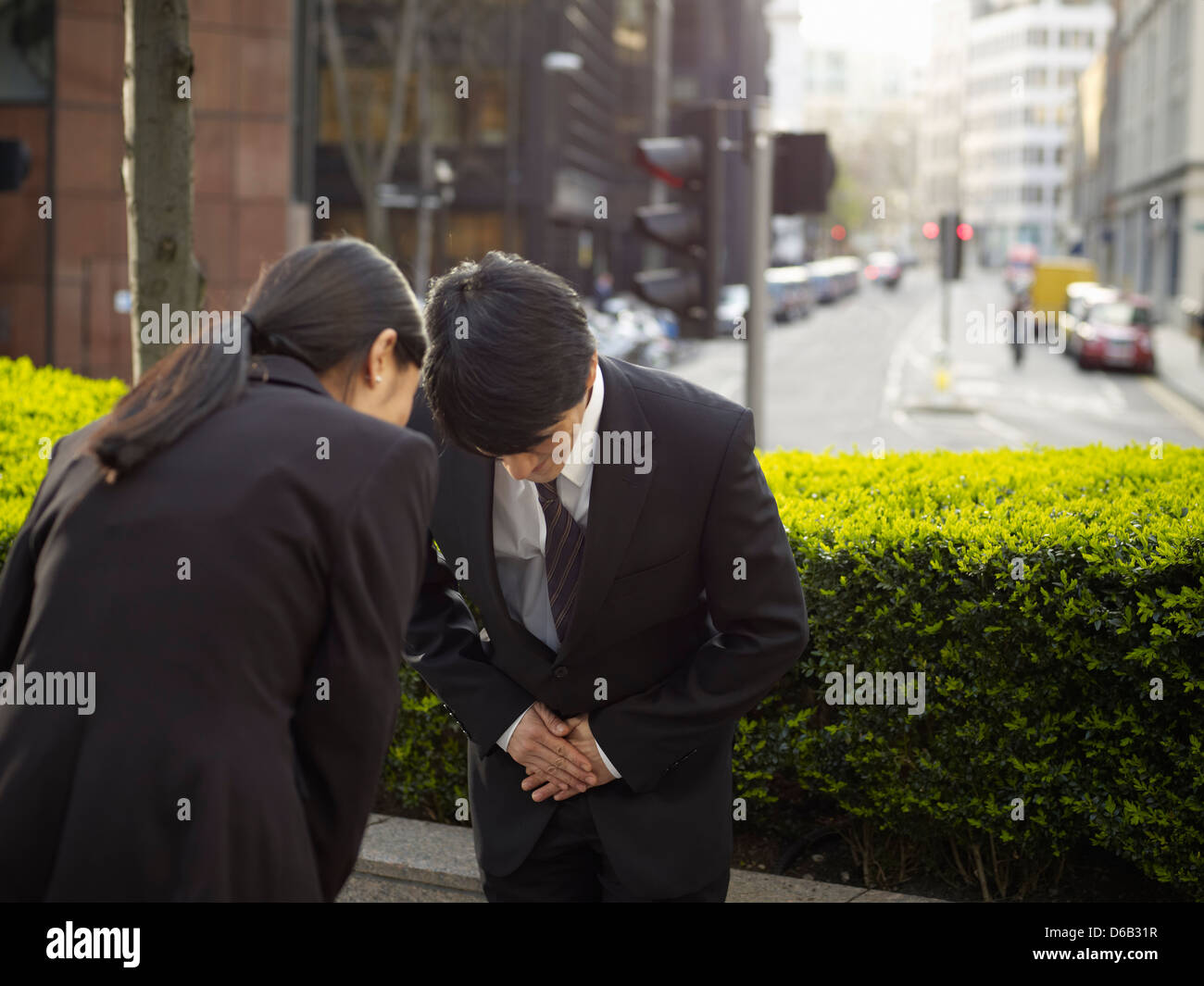 Japanese business people bowing hi-res stock photography and images - Alamy