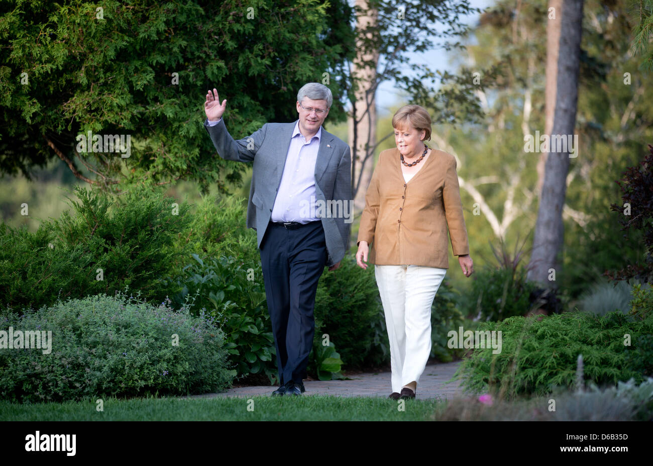 Canadian Premier Stephen Harper talks to German Chancellor Angela ...