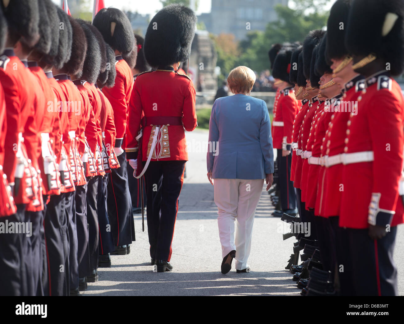 German Chancellor Angela Merkel (CDU) is welcomed with military honors ...