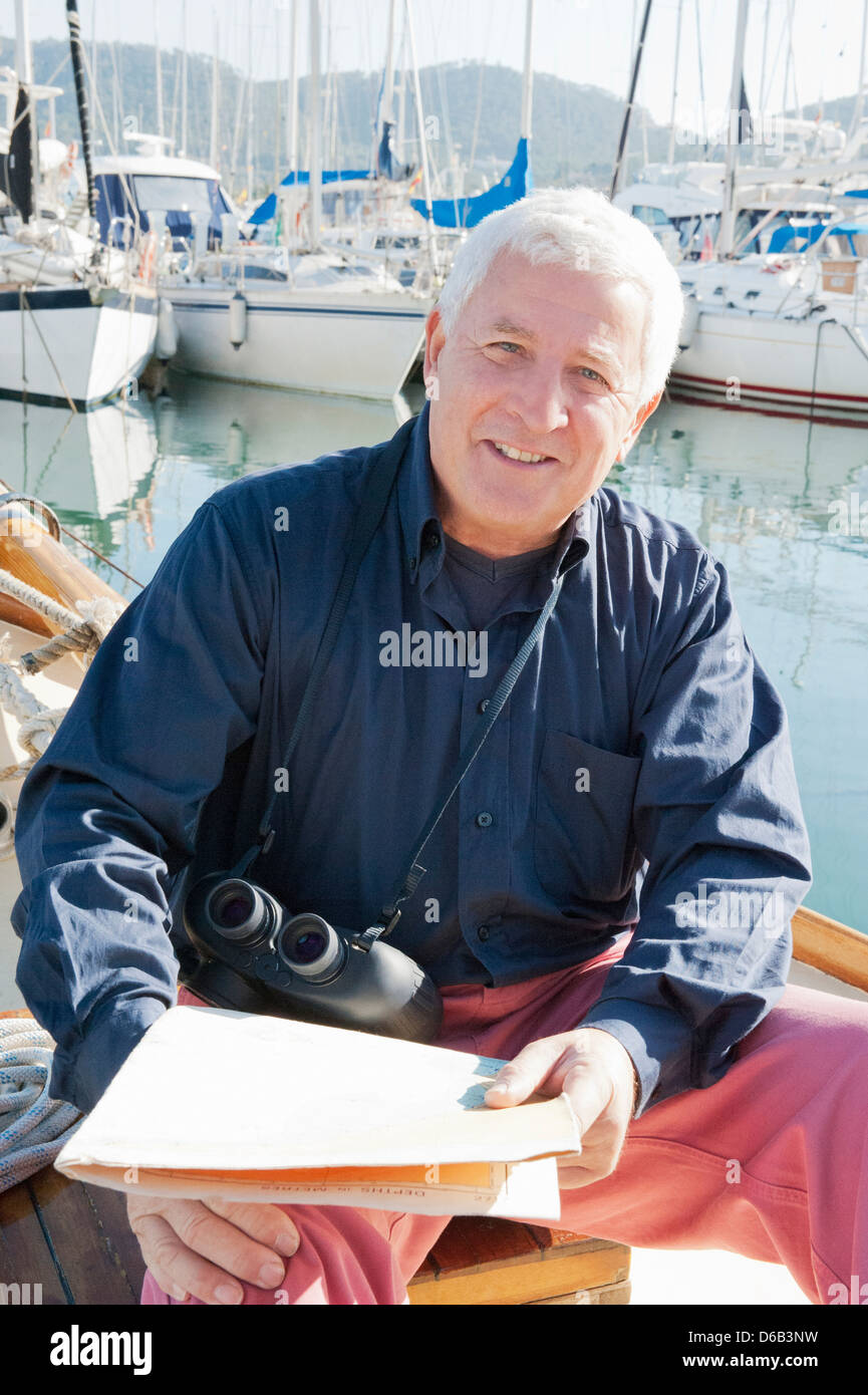 Man with map hi-res stock photography and images - Alamy