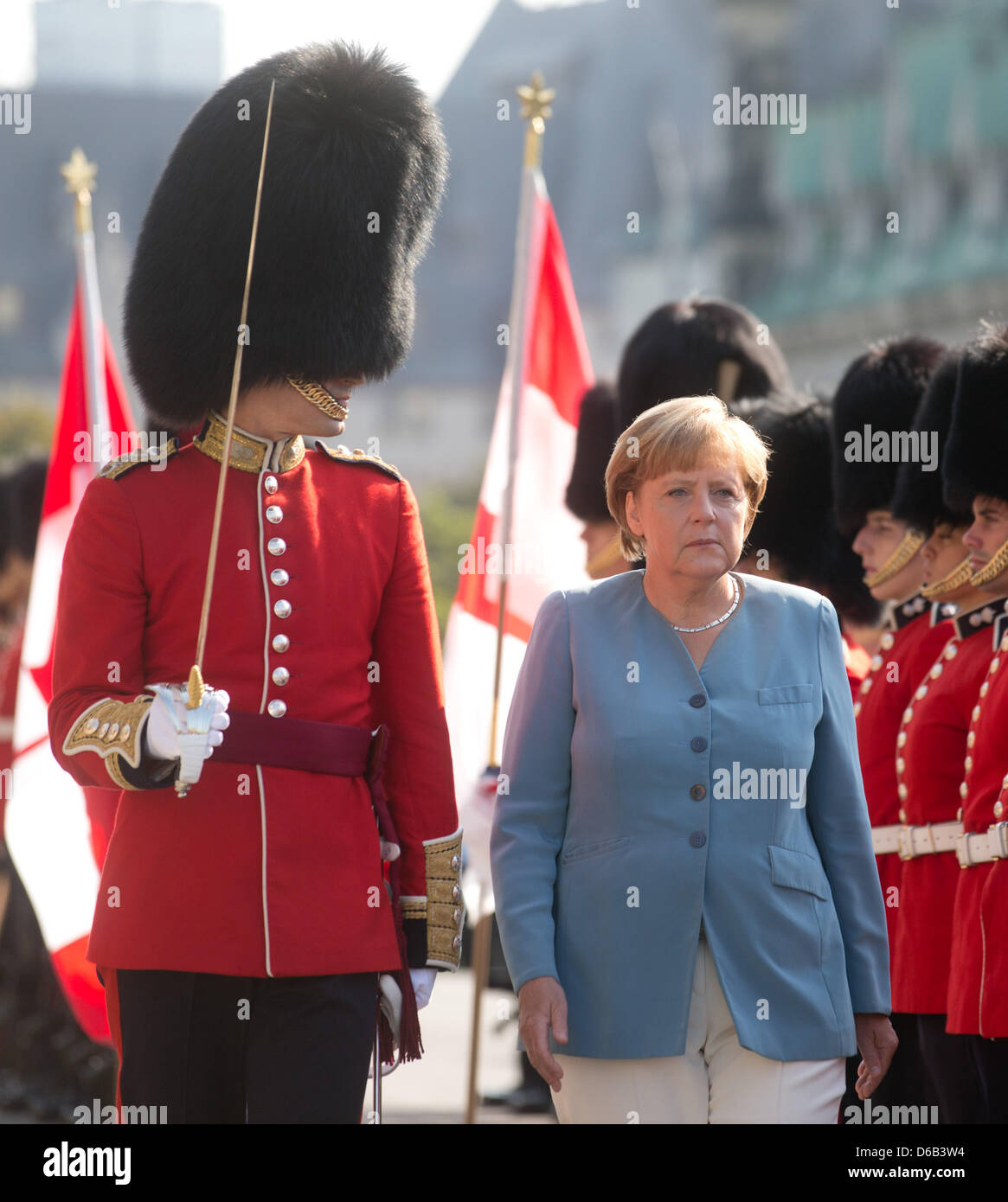 German Chancellor Angela Merkel (CDU) is welcomed with military honors ...