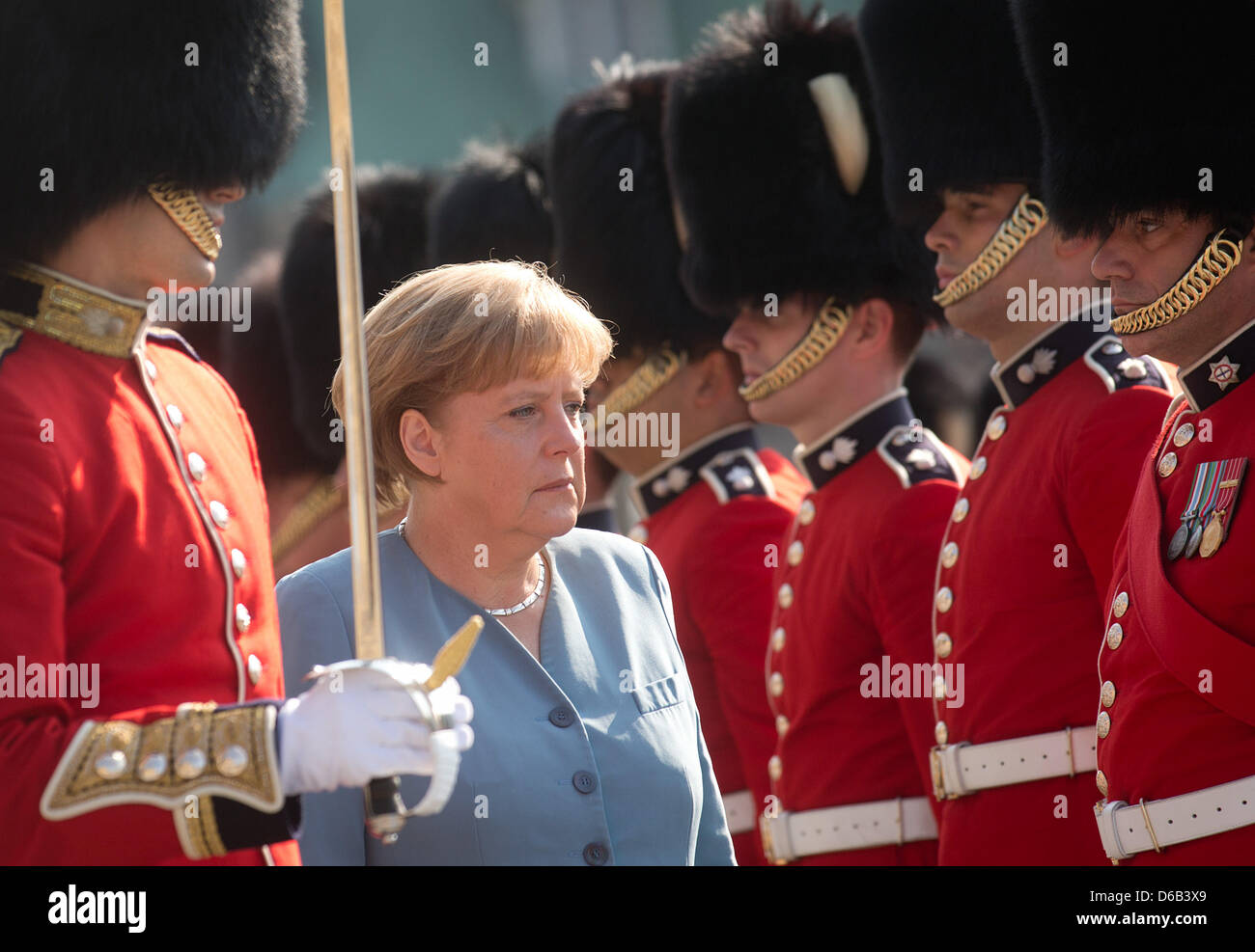 German Chancellor Angela Merkel (CDU) is welcomed with military honors ...