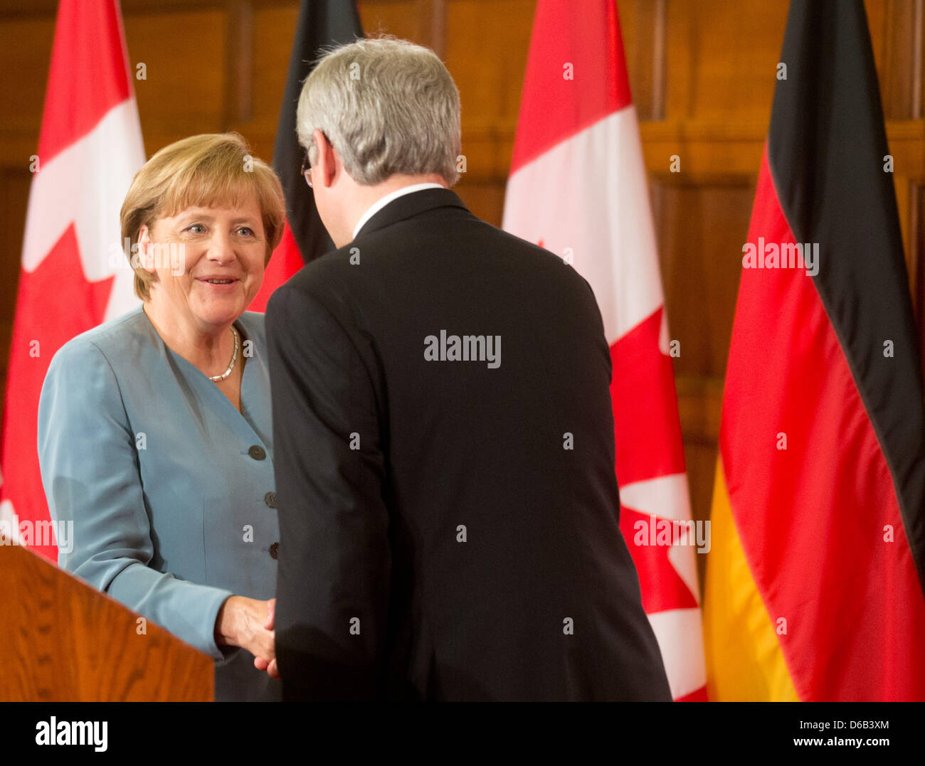 Diplomatic handshake flags hi-res stock photography and images - Alamy