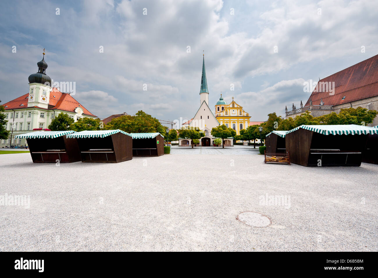 Red cross booth hi-res stock photography and images - Alamy