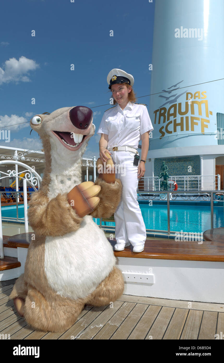dpa-exlusiv - 'Ice Age' star Sid poses with Captain Claudia Kempkes on ...