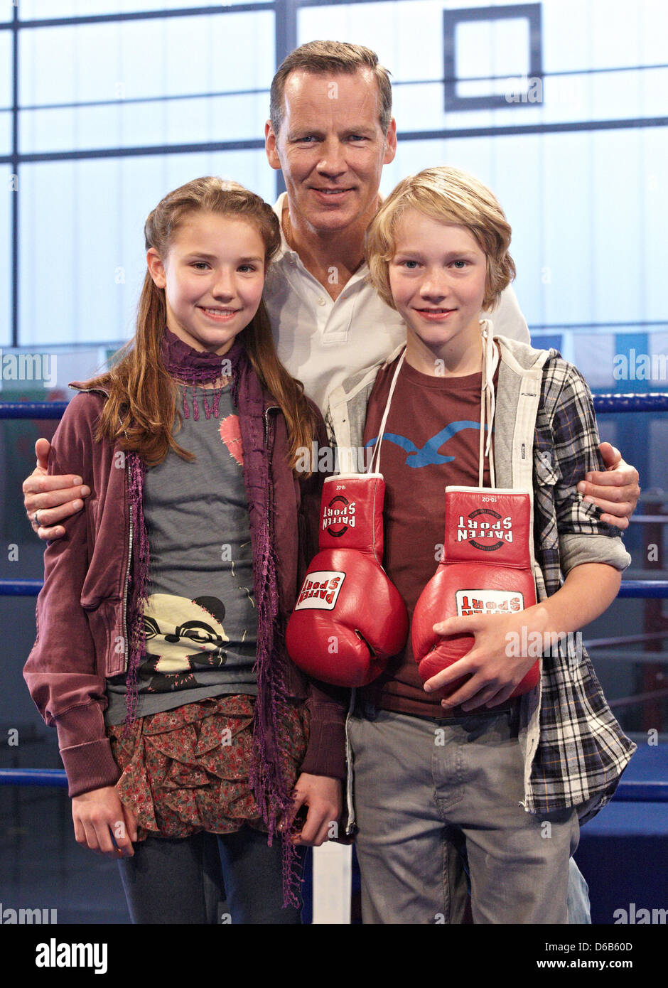 Henry Maske (C) and young actors Carolin Garnier (as Nina) and Bruno ...