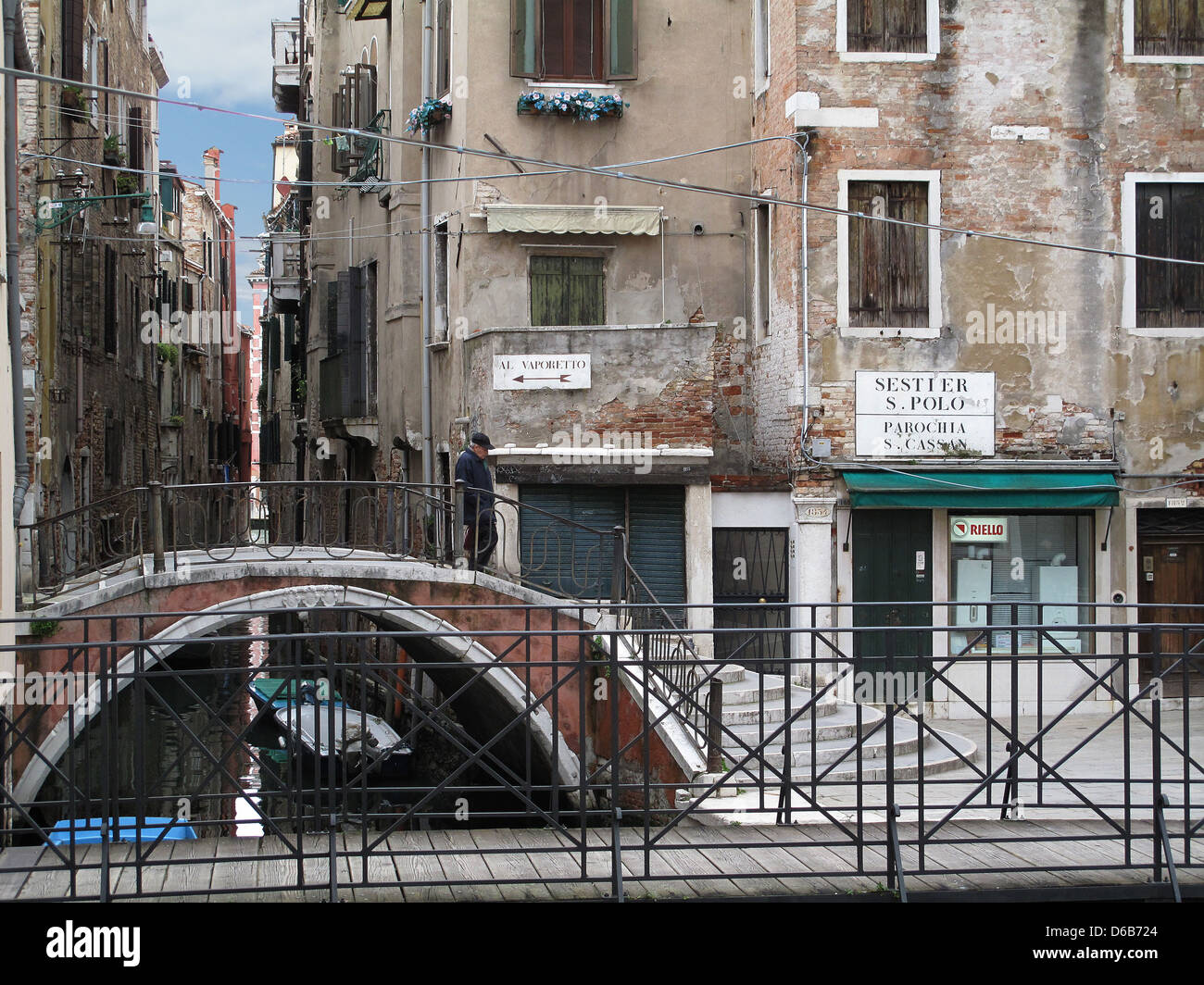 Back streets of venice hi-res stock photography and images - Alamy