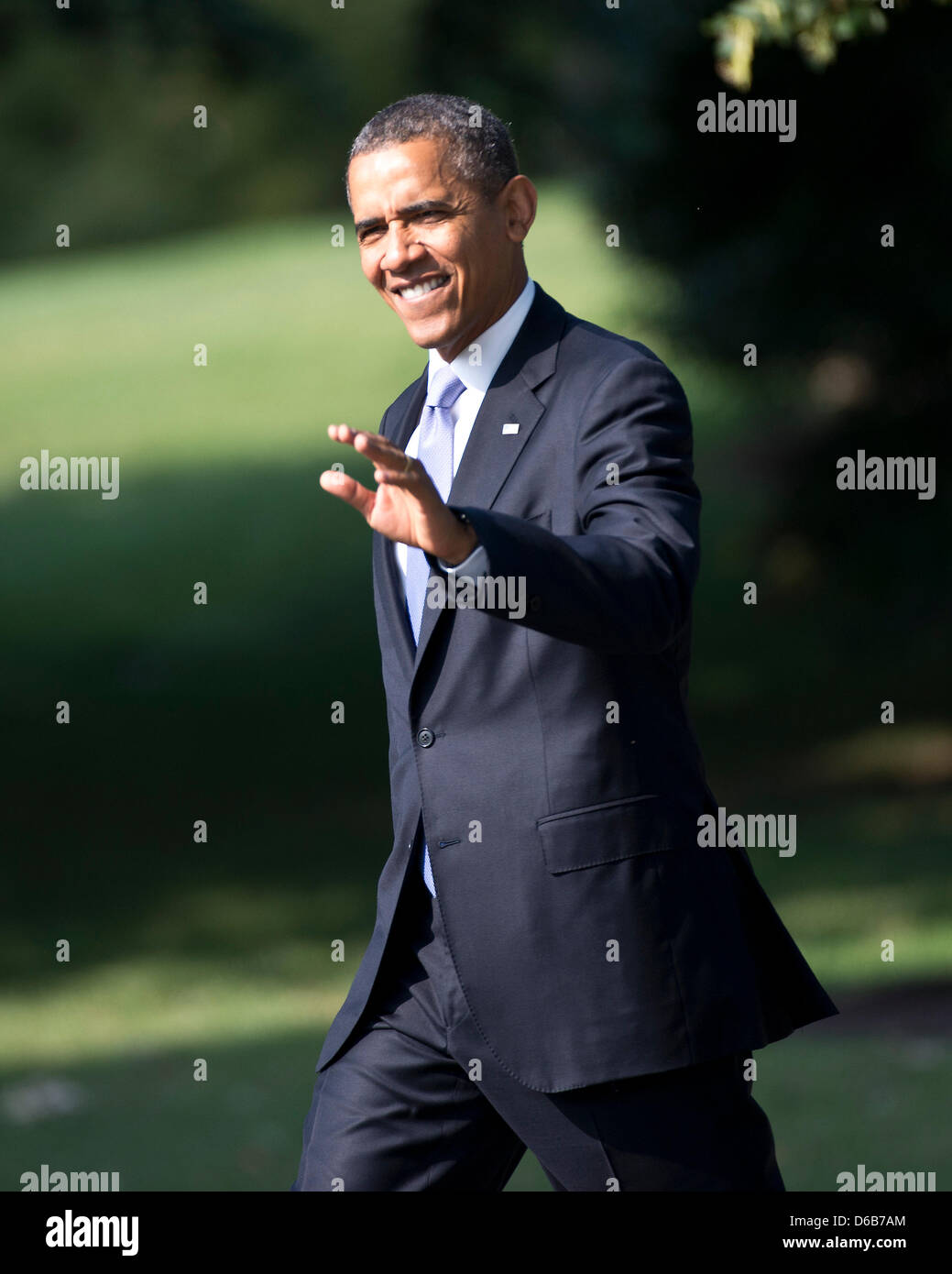 United States President Barack Obama waves as he walks from the Oval ...