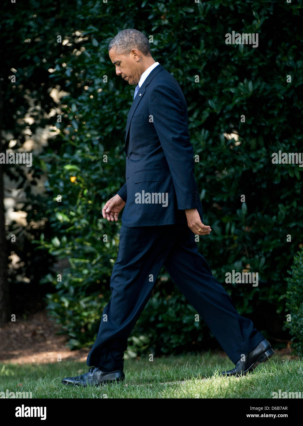 United States President Barack Obama walks from the Oval Office to ...