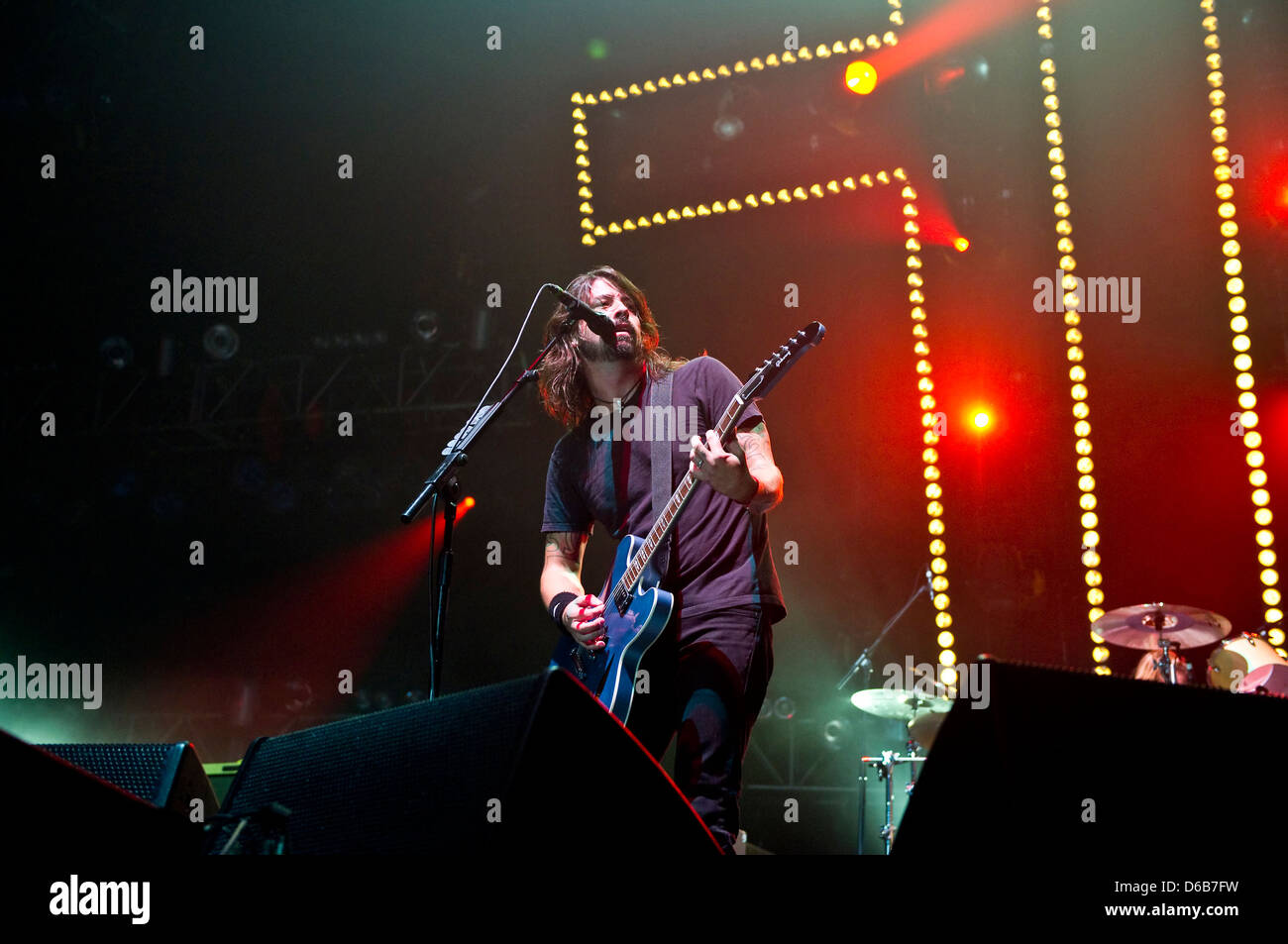 Dave grohl foo fighters performing hi-res stock photography and images ...