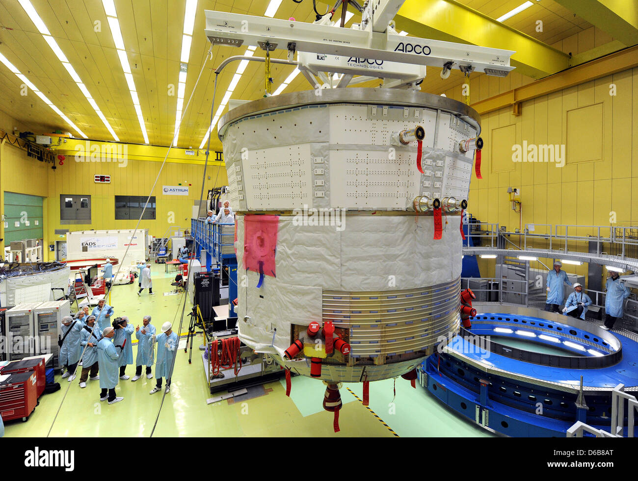 The S/C module of space shuttle ATV-4 'Albert Einstein' is loaded into ...