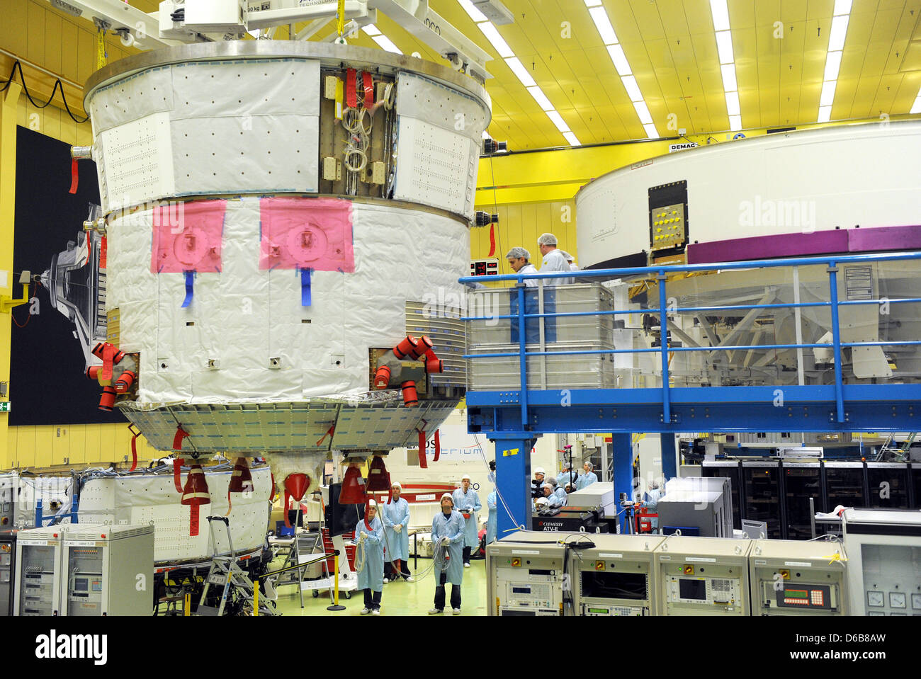 The S/C module of space shuttle ATV-4 'Albert Einstein' is loaded into ...