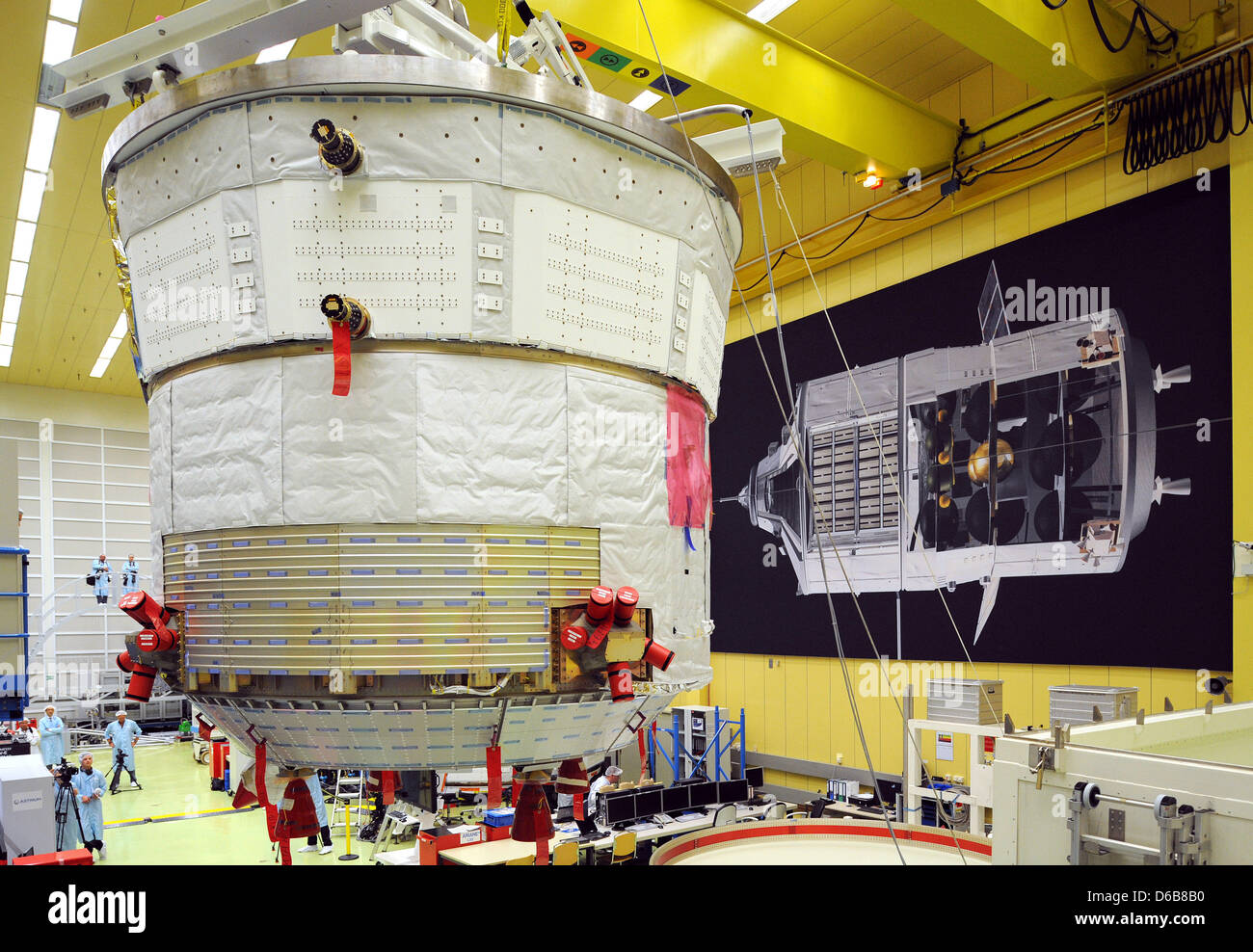 The S/C module of space shuttle ATV-4 'Albert Einstein' is loaded into ...