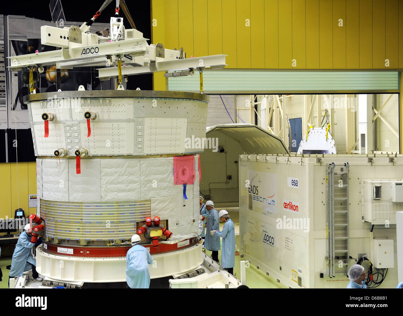 The S/C module of space shuttle ATV-4 'Albert Einstein' is loaded into ...