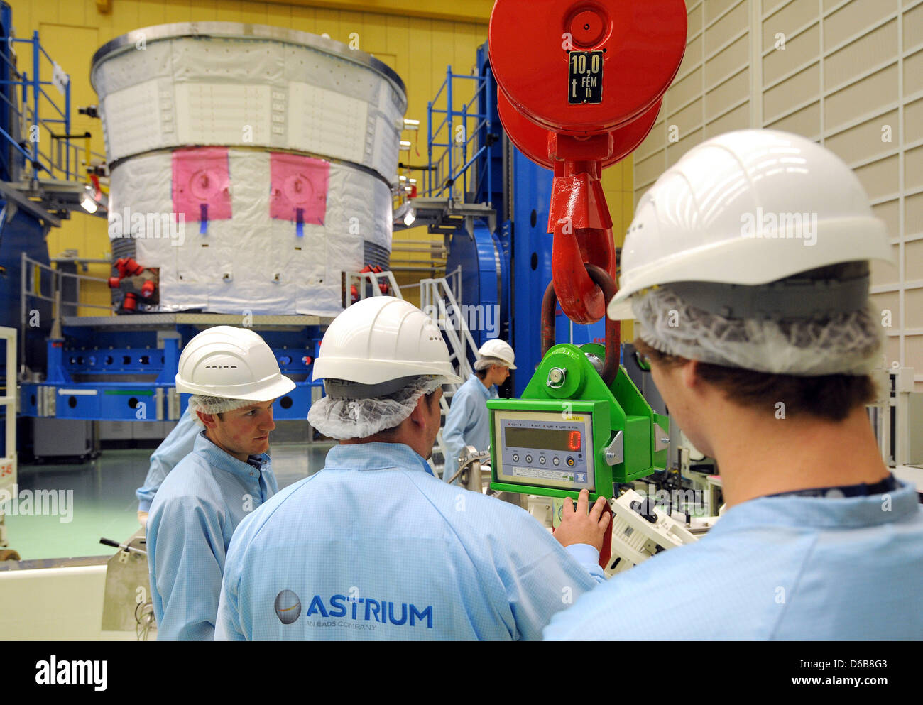 The S/C module of space shuttle ATV-4 'Albert Einstein' is loaded into ...