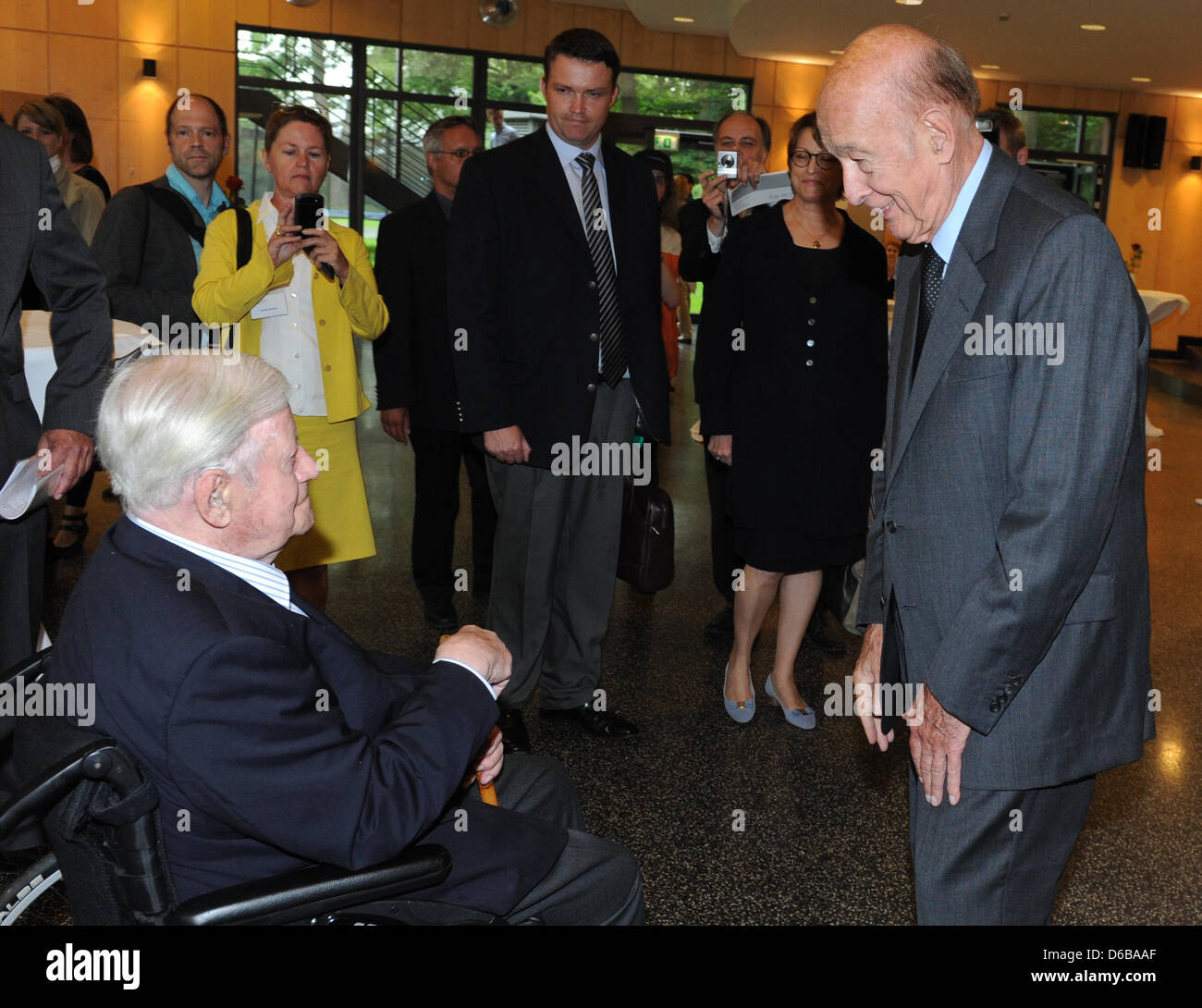 Former French President Valery Giscard d Estaing (R) greets Former ...