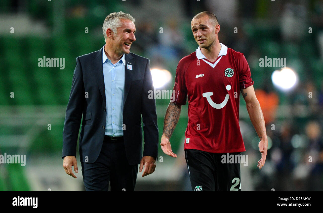 Hanover's coach Mirko Slomka (L) and Christian Pander after the UEFA ...
