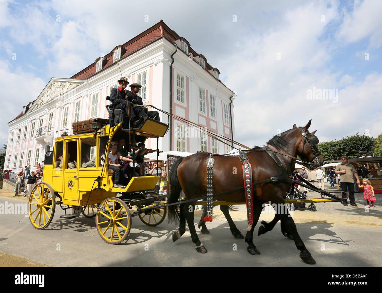 Horse and carriage go past the Friedrichsfelde Palace in Berlin ...