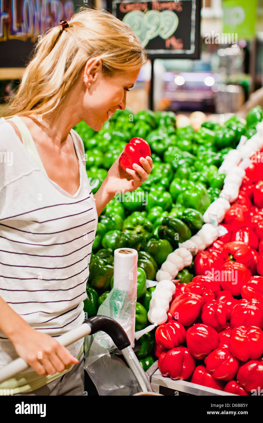 Woman shopping in grocery store hi-res stock photography and images - Alamy