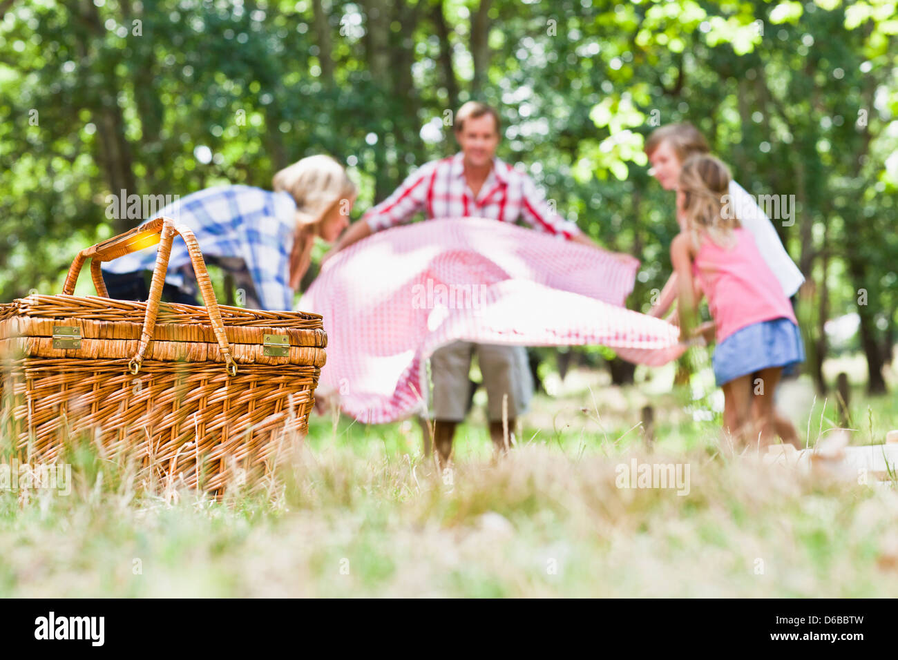Picnic in park hi-res stock photography and images - Alamy