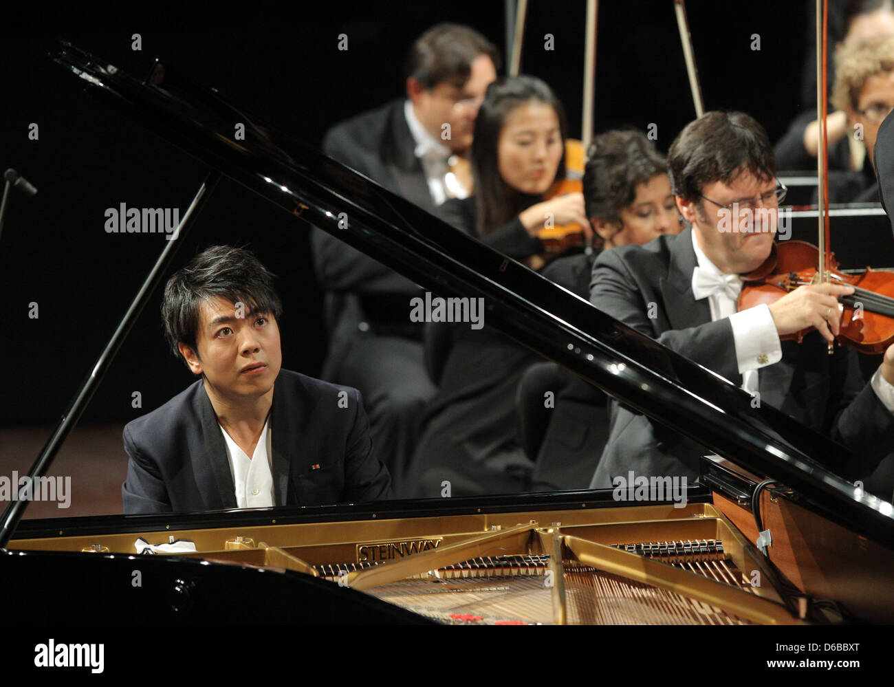 Lang lang playing the piano hi-res stock photography and images - Alamy
