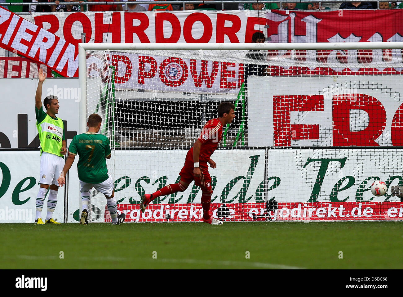 Munich's Mario Mandzukic scores the 0-2 next to Fuerth's Bernd Nehrig ...
