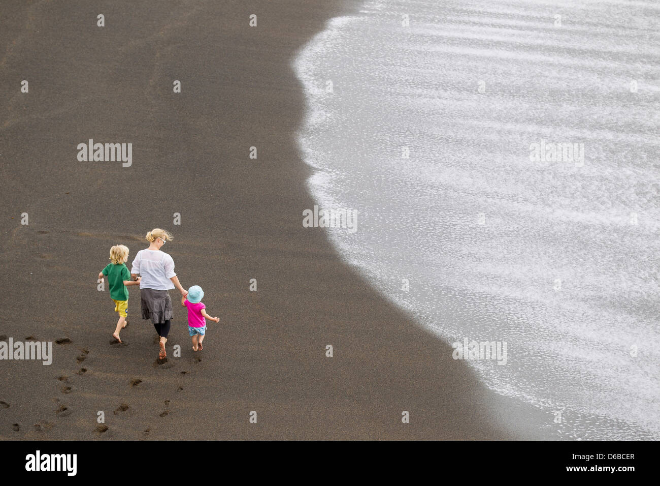 Children at the beach hi-res stock photography and images - Alamy