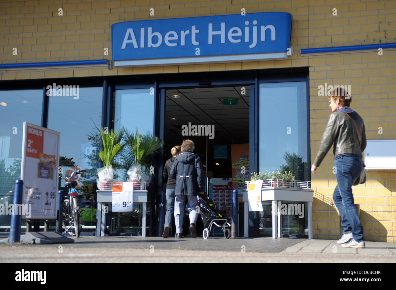 Ahold hi-res stock photography and images - Alamy