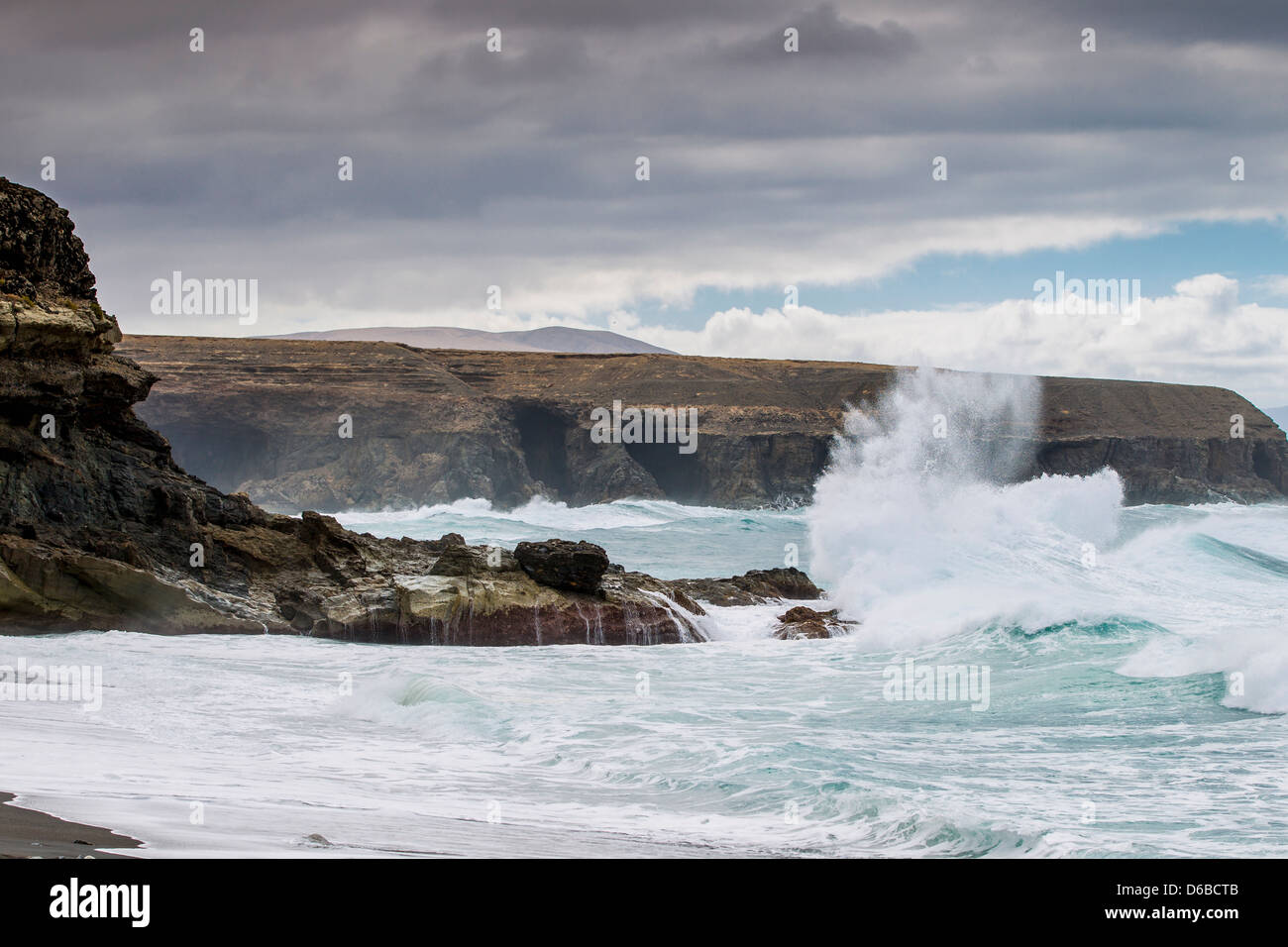 Wave crashing cliffs hi-res stock photography and images - Alamy