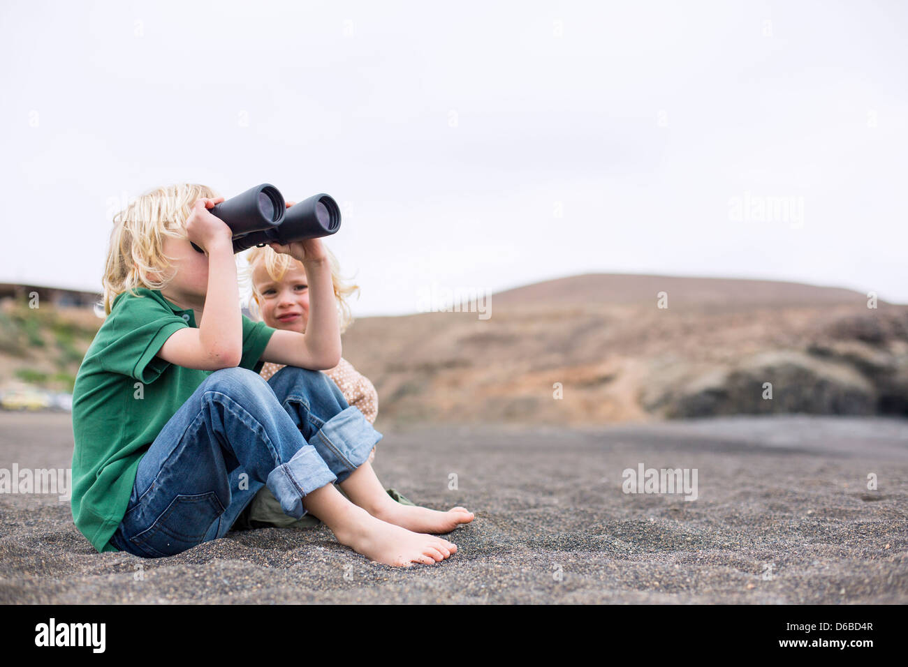 Child using binoculars hi-res stock photography and images - Alamy