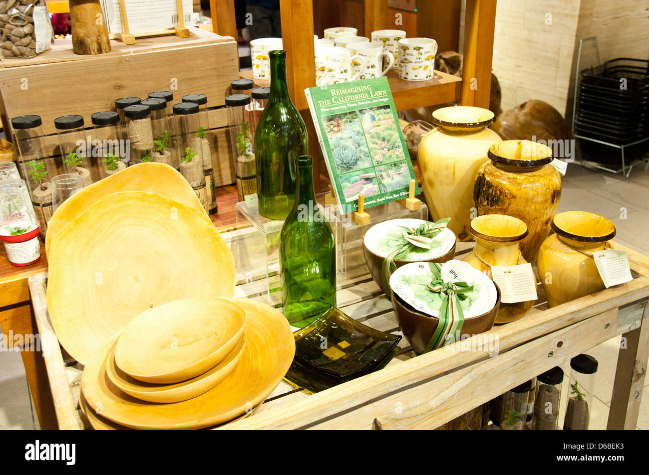 Tableware shop hi-res stock photography and images - Alamy