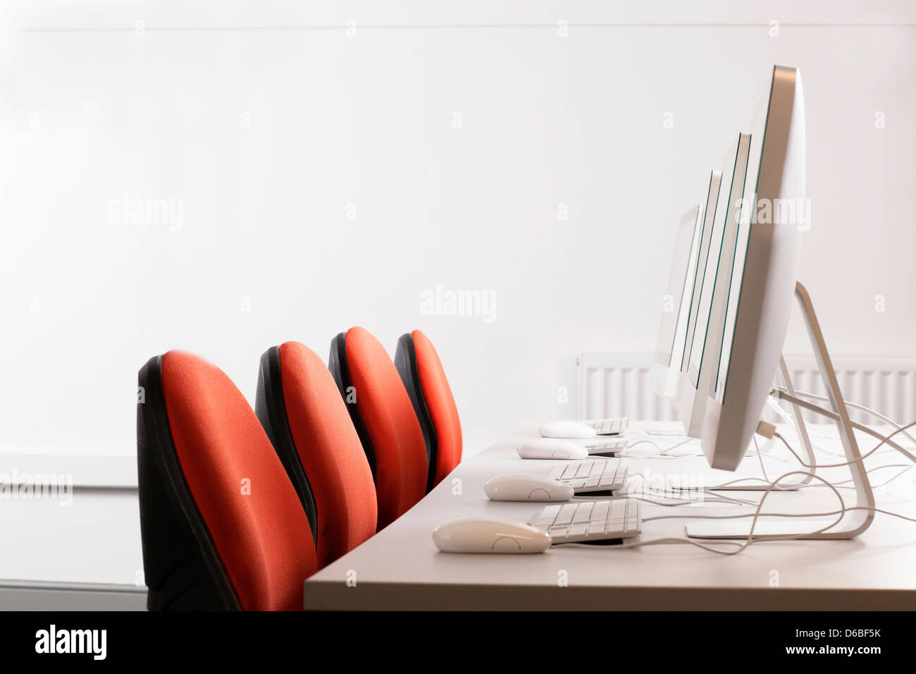 Row of computers classroom hi-res stock photography and images - Alamy