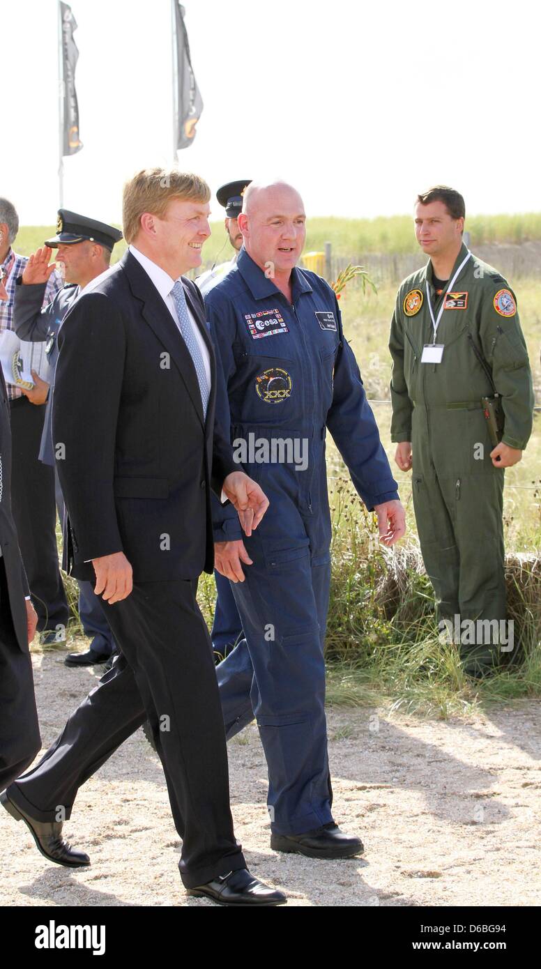 Dutch Crown Prince Willem-Alexander (L) welcomes astronaut Andre ...