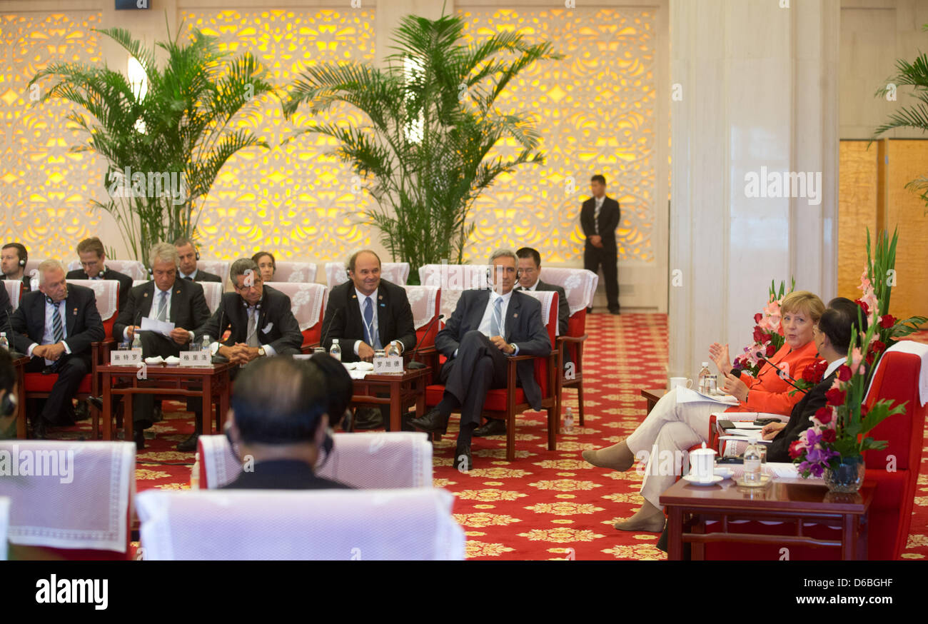 German Chancellor Angela Merkel(2-R) attends a meeting with Premier of ...
