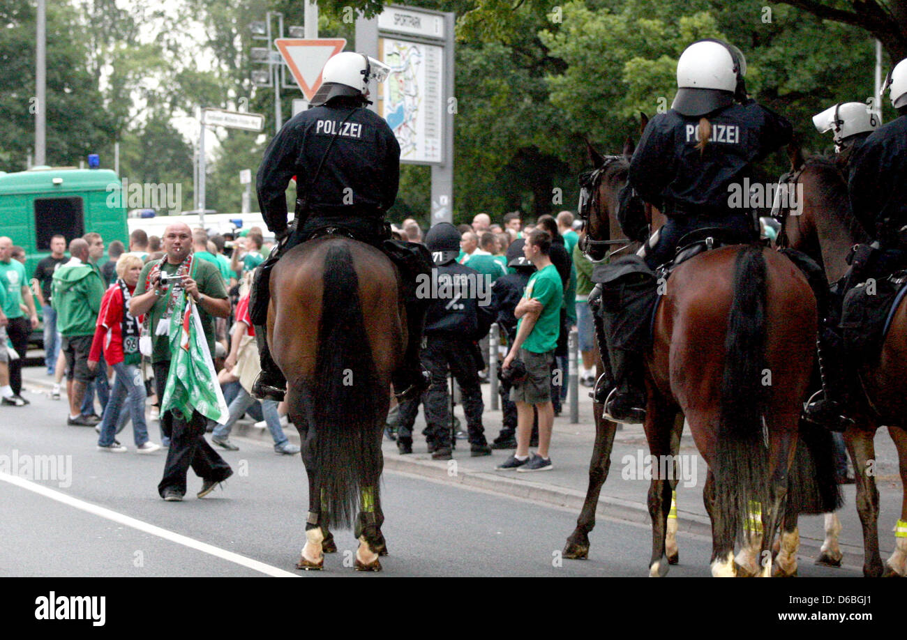 Police officers on horses monitor Polish soccer fans prior to the UEFA ...