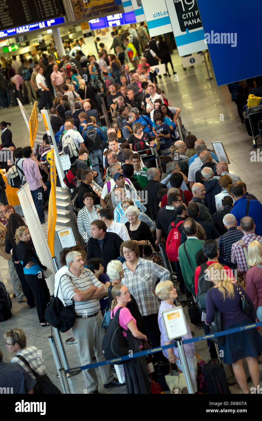 Crowd waiting in line passengers terminal hi-res stock photography and ...