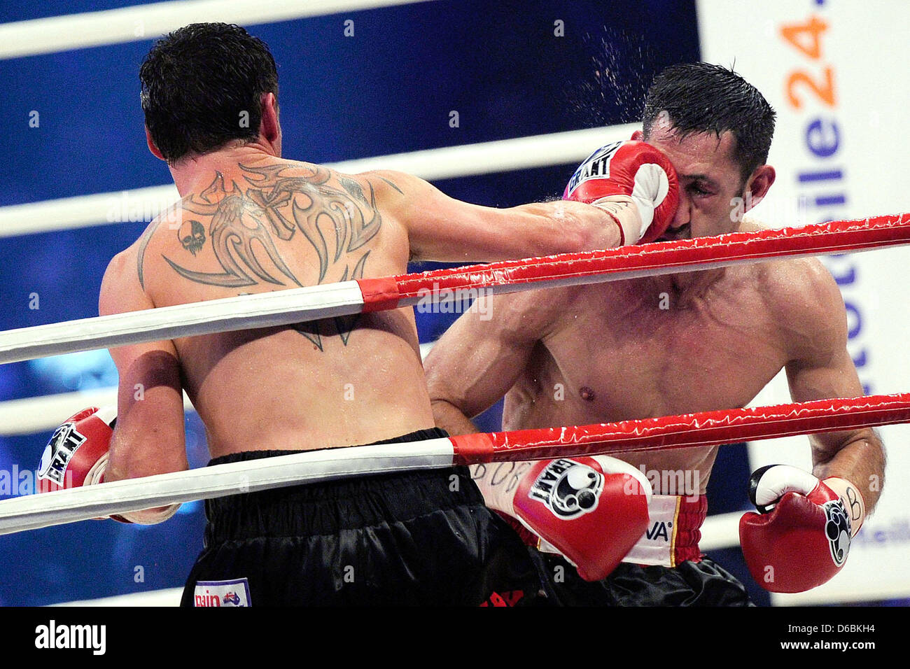 German boxer Felix Sturm (R) and Australian boxer and IBF and WBA ...