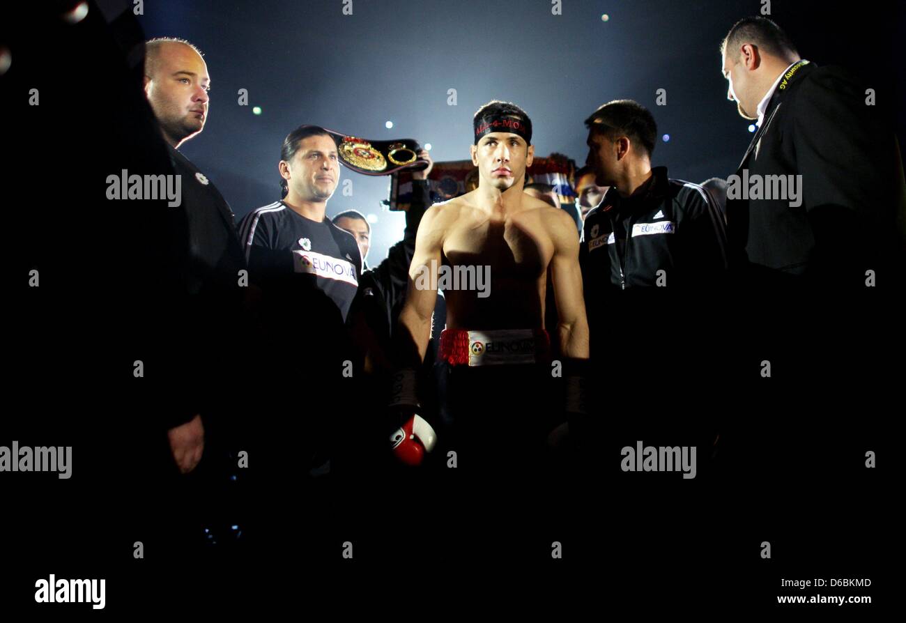 German boxer and WBA middleweight world champion Felix Sturm (C ...