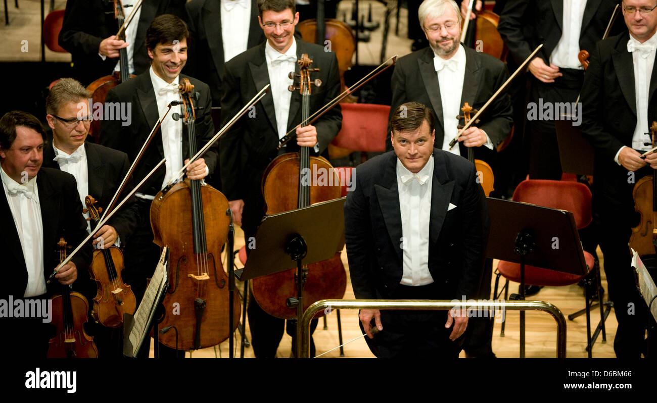 Bowing conductor hi-res stock photography and images - Alamy