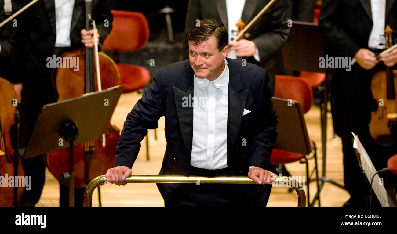 Conductor bows hi-res stock photography and images - Alamy