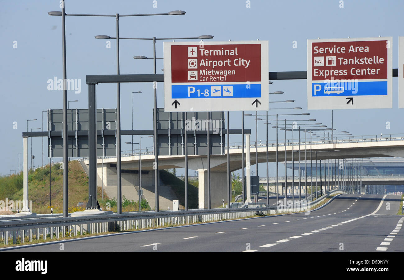 View of the entryway to the Berlin Brandenburg Airport 'Willy Brandt ...