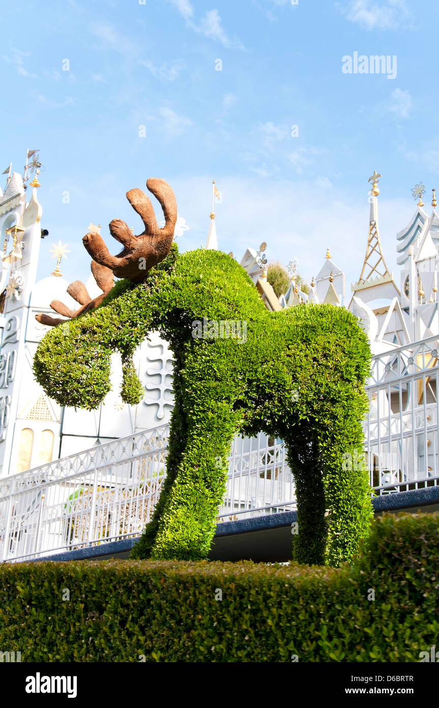 Bush in the shape of animal Stock Photo - Alamy