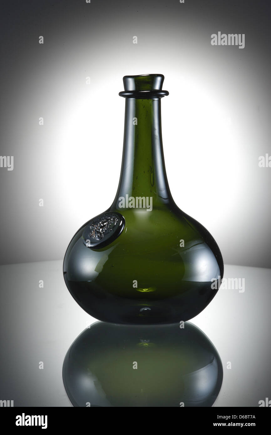17th and 18th century English Bottle,green bottle Stock Photo - Alamy