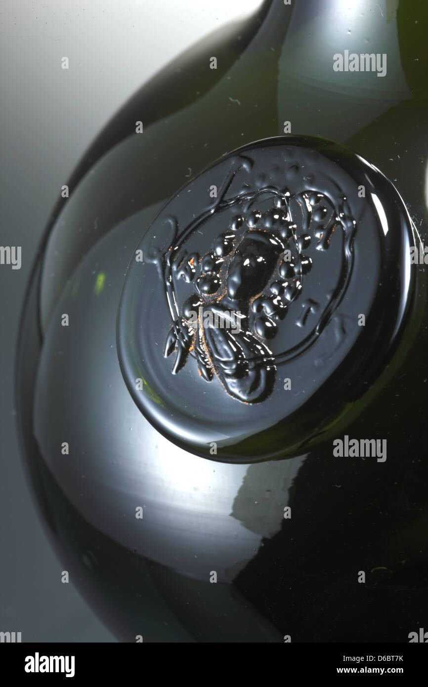 17th and 18th century English Bottle,green bottle Stock Photo - Alamy