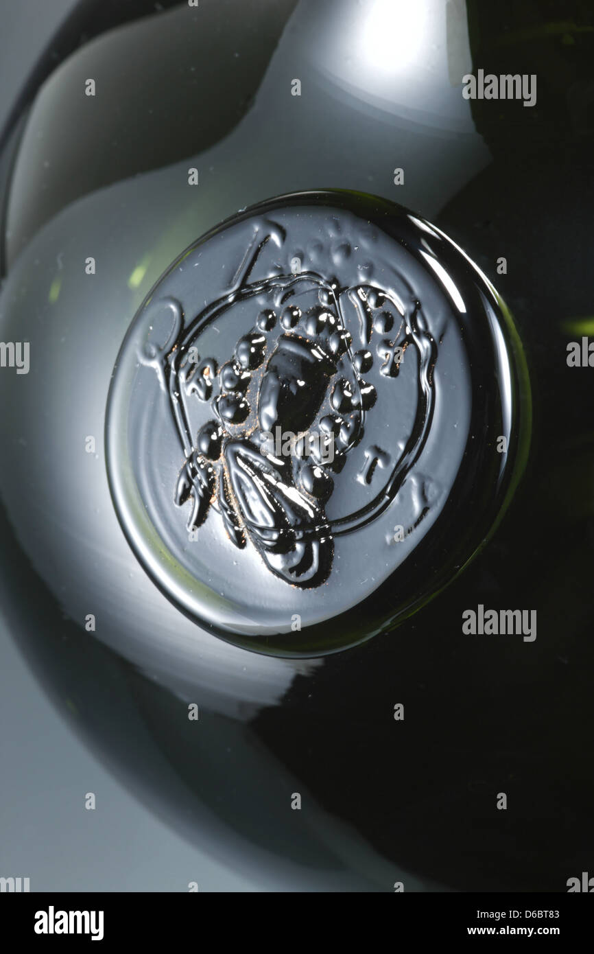 17th and 18th century English Bottle,green bottle Stock Photo - Alamy